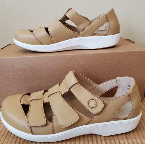 Traq by Alegria | Shoes | Alegria Traq Leather Closed Toe Comfort ...